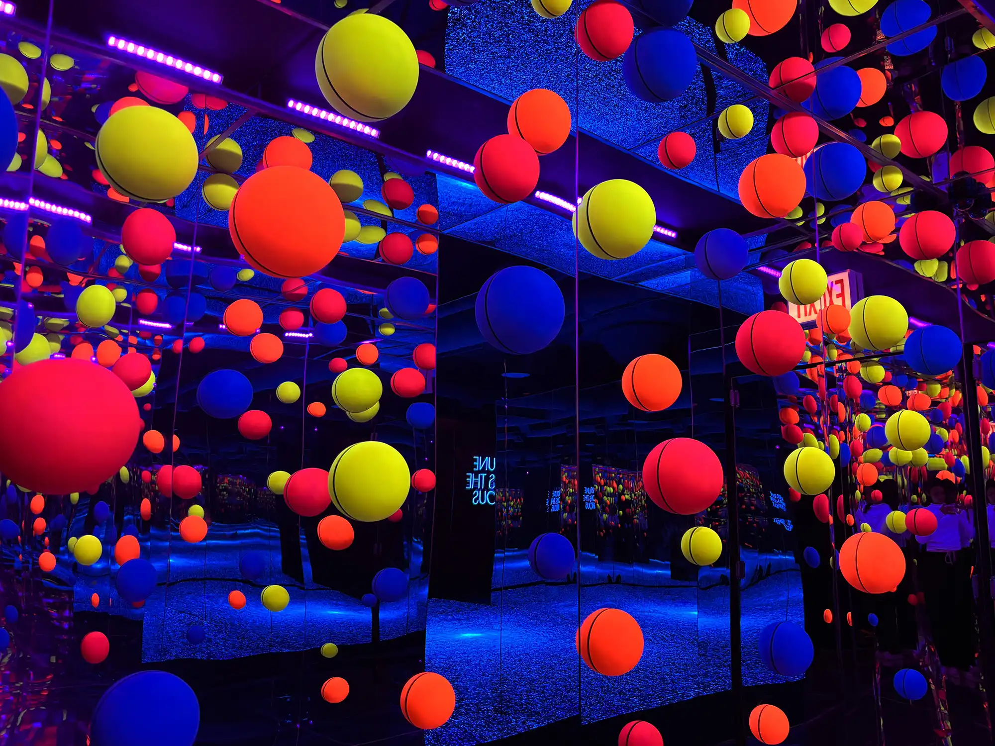 Bubble Hallway | WNDR Museum Chicago